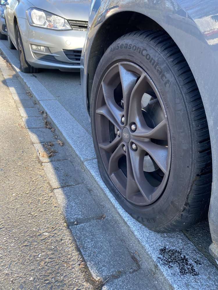 L’INCIVILITÉ DU JOUR : DES PNEUS CREVÉS À BEAUREGARD - Rennes Infos ...